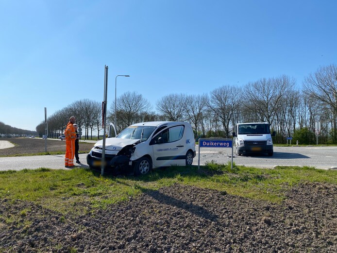 Bestuurster gewond door botsing van bestelbusjes op kruising van ...
