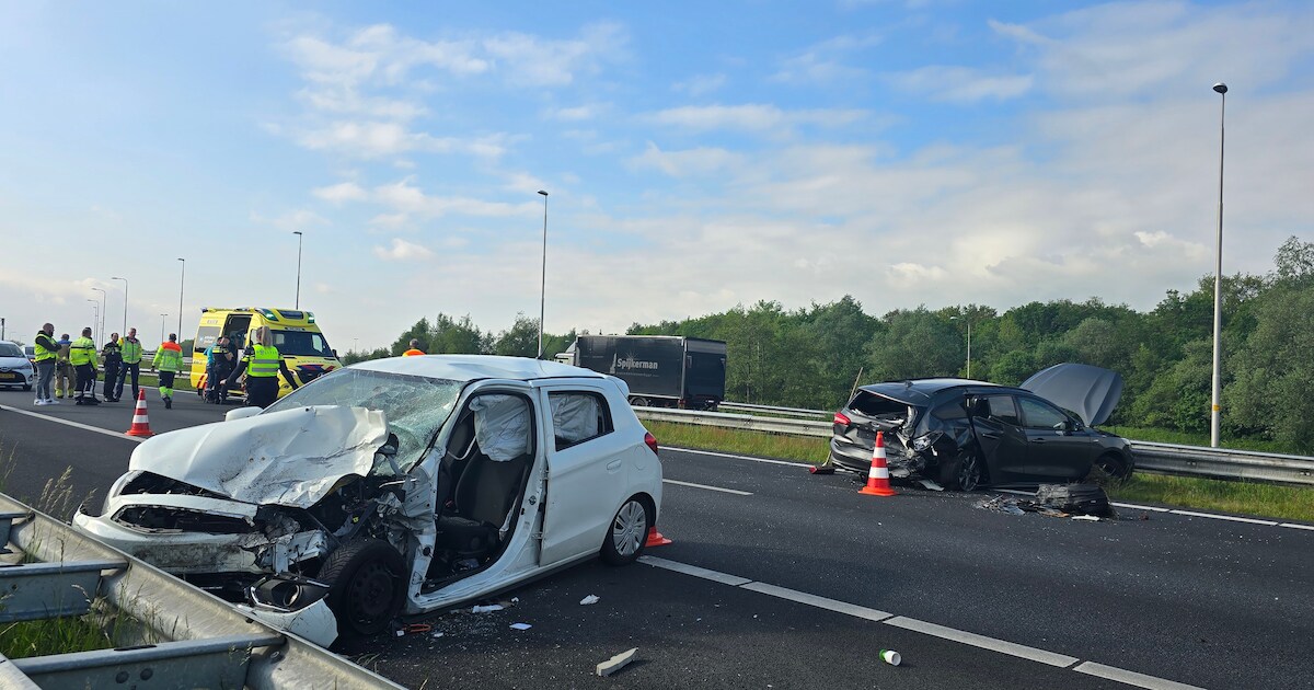 Bestuurders gewond bij ongeluk op knooppunt Lankhorst, verbindingsweg A32 richting Heerenveen ...