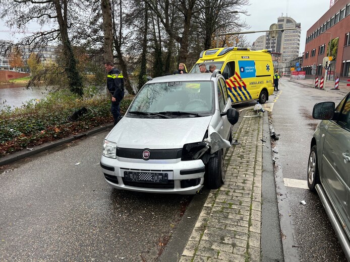 Auto botst eerst tegen fietser en beukt vervolgens verkeerslicht uit de grond in Deventer | 112 ...