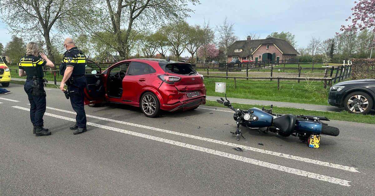 Motorrijder knalt in Putten vol op achterkant van auto en landt voor ...