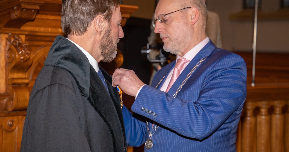 Hoogleraar Eric Peels uit Epe krijgt lintje vanwege verdiensten voor ...