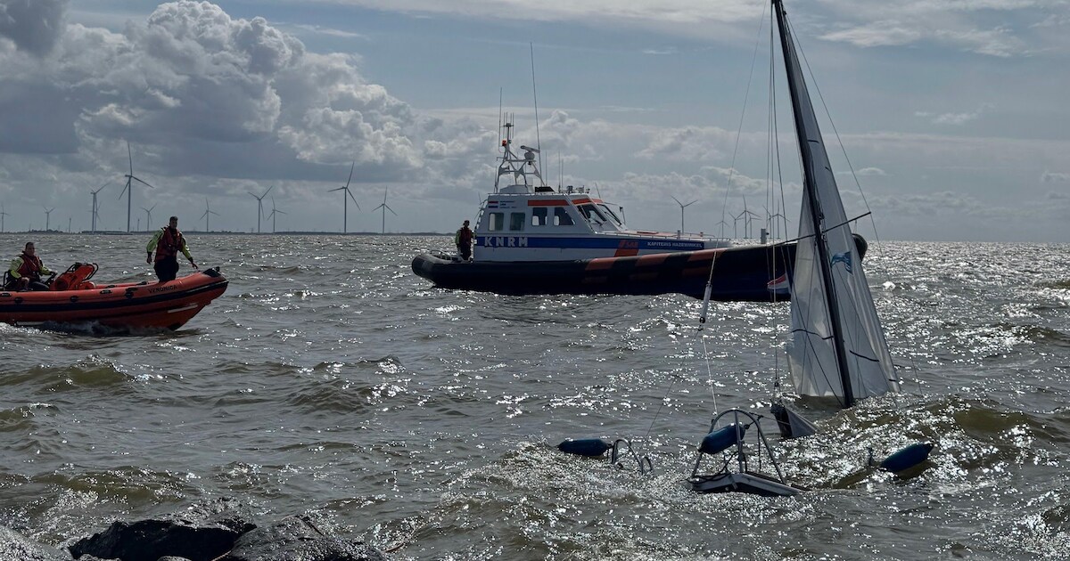 Zeilboot zinkt op IJsselmeer: KNRM Urk redt opvarenden | Urk | De ...