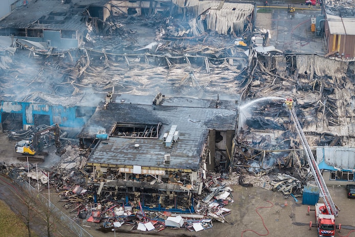 Spectaculair nieuw beeld van grote brand Almere: ‘Het loopt volledig ...