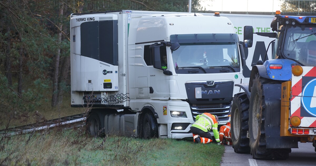 Verkeerschaos rond kruising A1 met Kootwijkerweg: botsing en vastgelopen vrachtauto | Apeldoorn ...