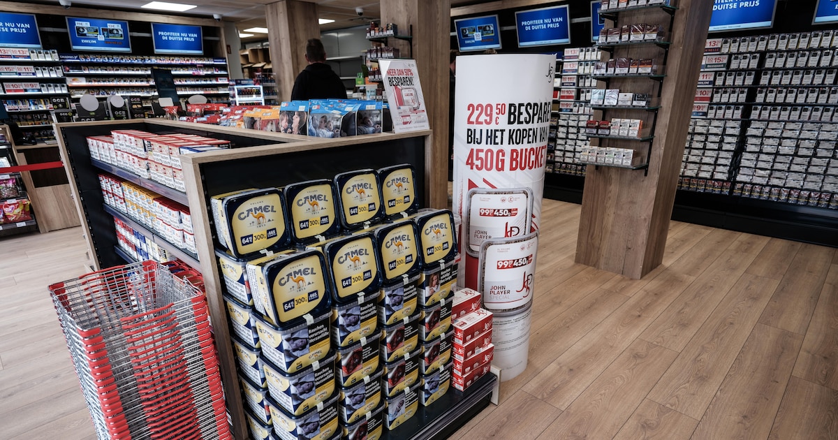 Bij deze enorme tabakswinkel net over de grens kan je ook nog tanken (zonder lange rijen ...