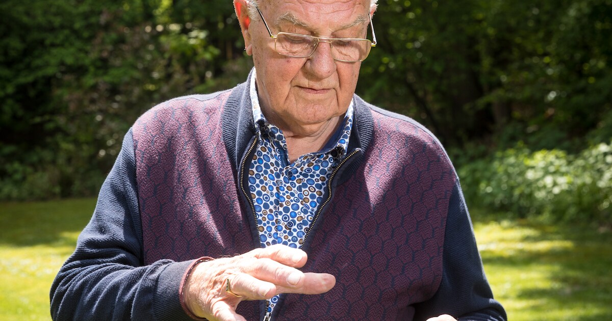 Gerrit (79) maakt trucs voor de absolute goocheltop in een boshut op de ...