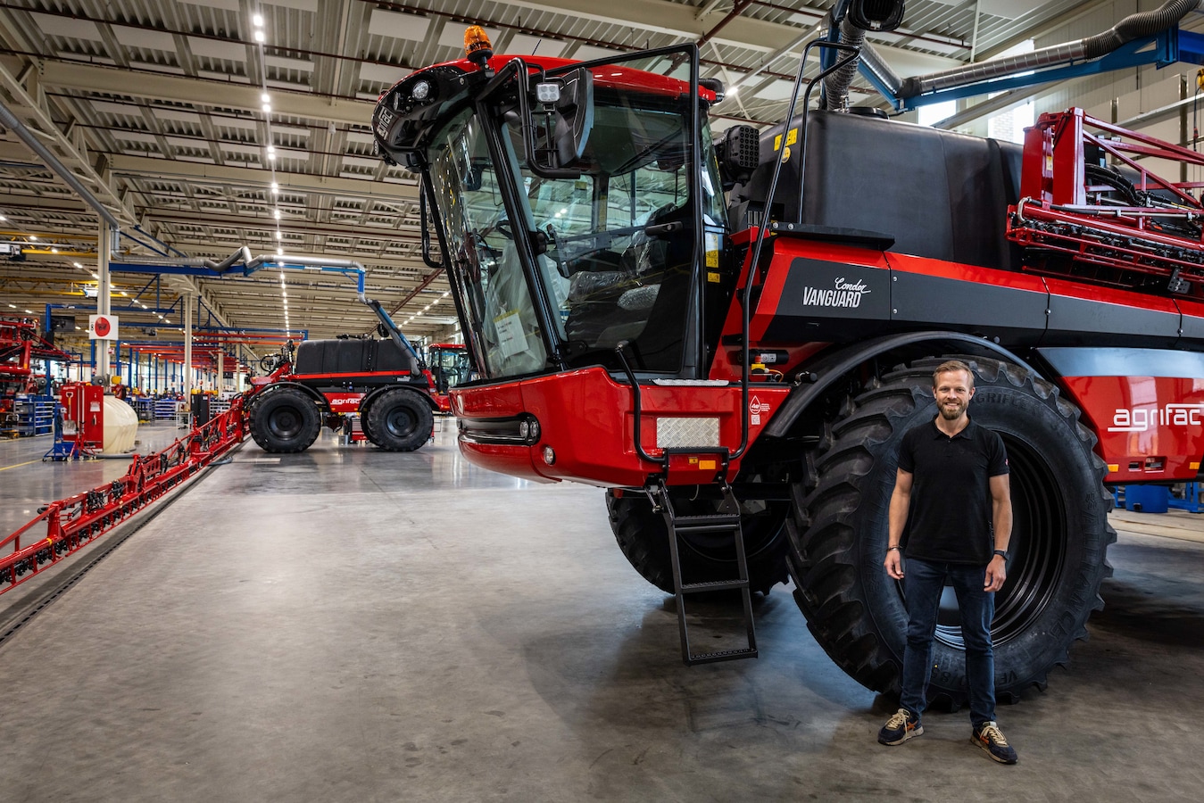 Over de hele wereld zie je de enorme machines van dit bedrijf uit ...