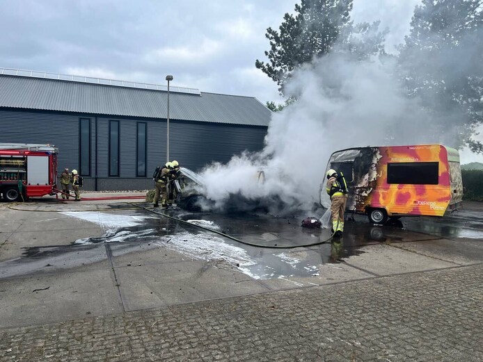Auto en caravan gaan samen in vlammen op in Mariënberg | 112 nieuws ...