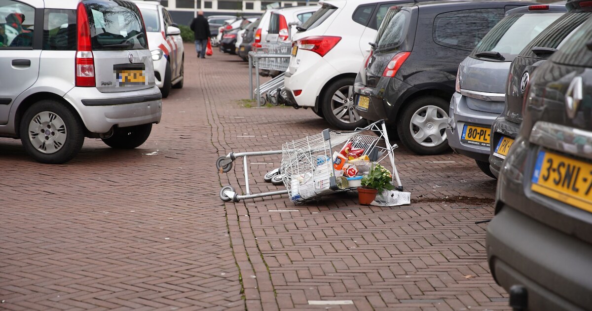 Bestuurster plet boodschappenkarretje in Deventer en beschadigt ...