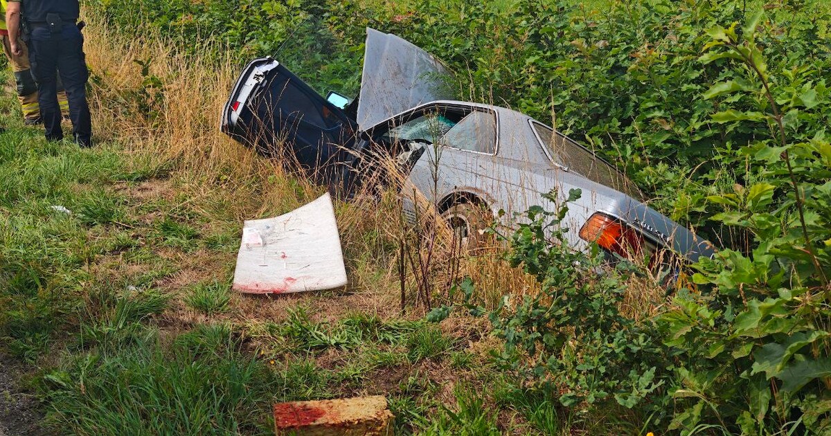 Auto belandt in sloot langs de N315 | Regio | De Stentor.nl