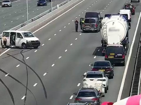 Dikke remsporen en flinke file na botsing bij IJsselbrug Deventer ...