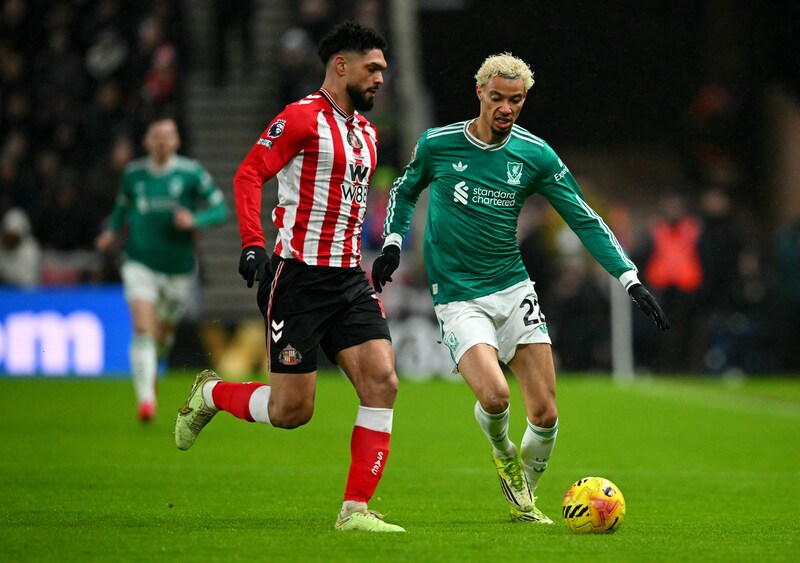 Virgil van Dijk klopt Robin Roefs in de lucht en bezorgt Liverpool zege ...
