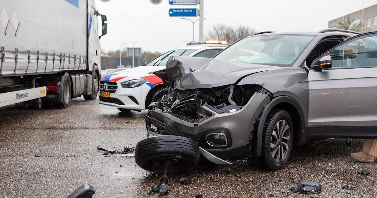 Twee auto’s botsen hard in Zwolle, flinke ravage op kruispunt | 112 nieuws Zwolle | destentor.nl