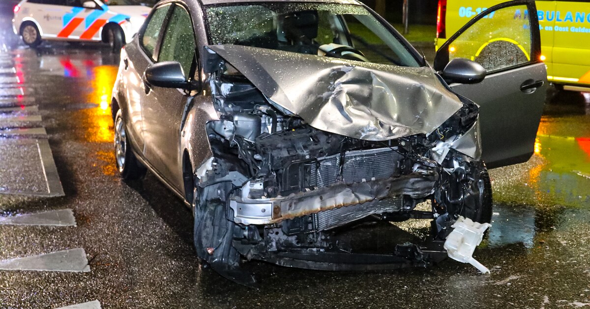 Auto in de kreukels en bestuurder gewond naar ziekenhuis: harde botsing ...