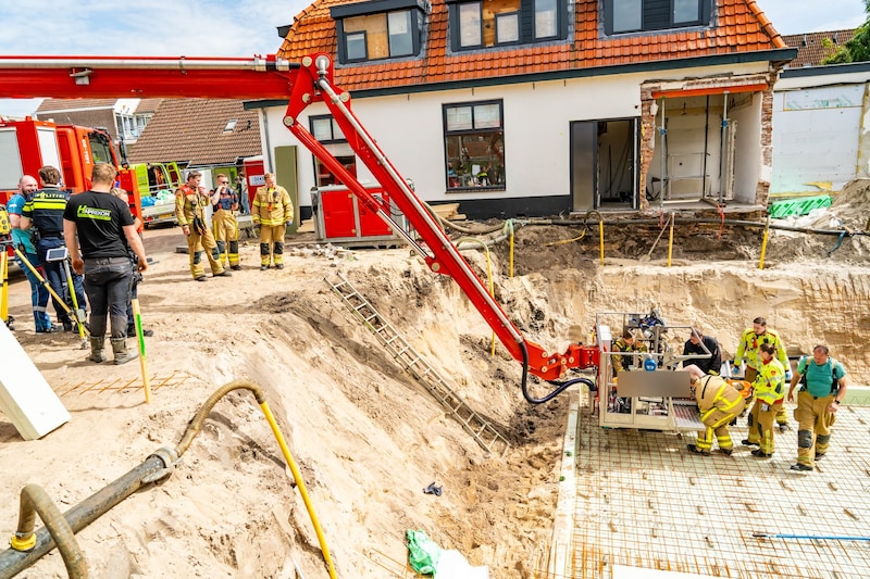 Man uit bouwput gehaald na val in Harderwijk | Regio | De Stentor.nl