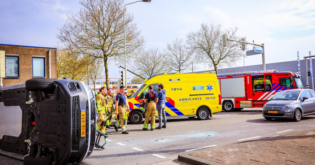 Botsing tussen auto en bestelbus in Amersfoort: bestelbus kantelt | Amersfoort | destentor.nl