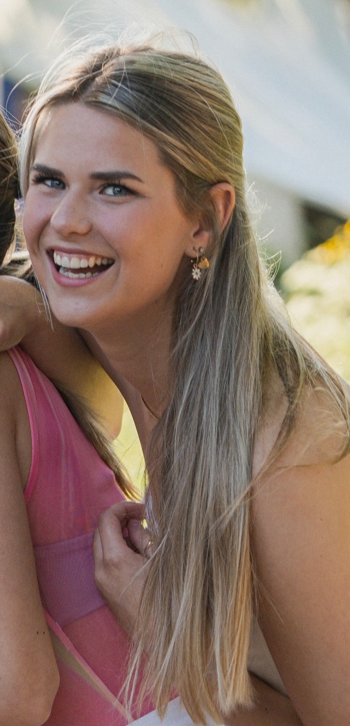 Als Hannah (21) plots in haar studentenkamer overlijdt, blijft haar ...