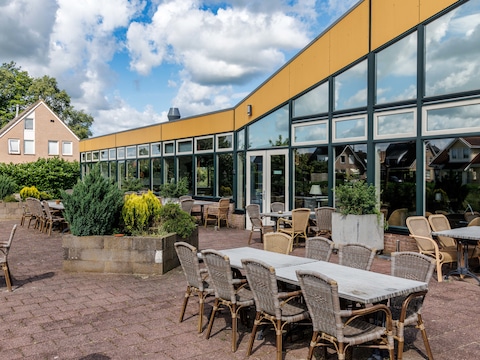 Tachtig bedden staan klaar, maar er slaapt niemand: hotel in Steenwijk ...