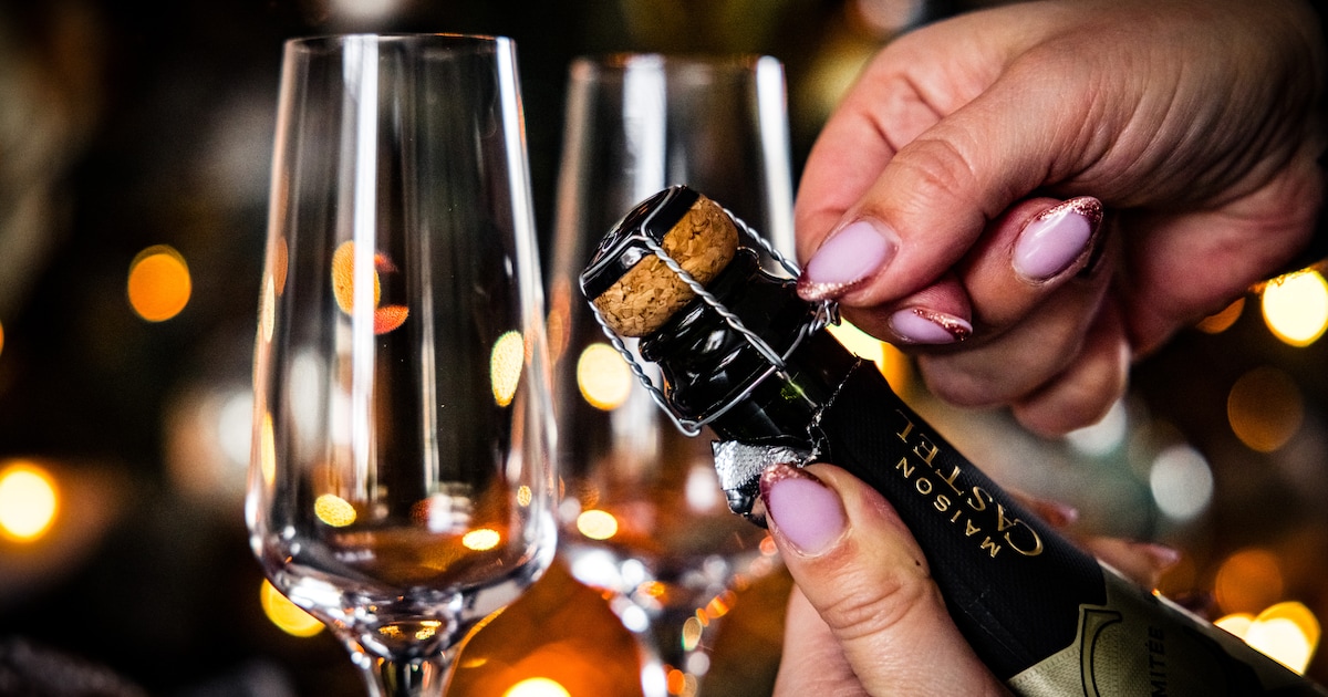 Jonge moeder (24) doet stiekem dure champagneflessen in haar tas, maar ...