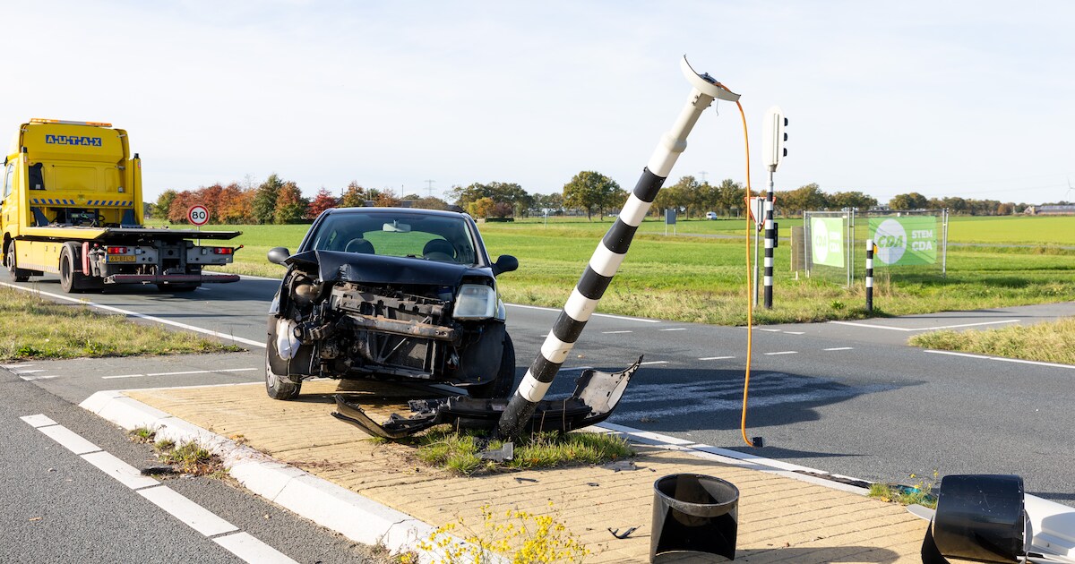 Auto botst tegen verkeerslicht bij Dalfsen: forse schade | Regio | De ...
