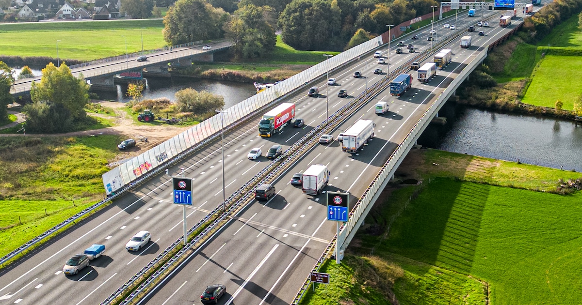 Man (28) negeert rood kruis op A28, snel daarna ontdekt de politie dat ...