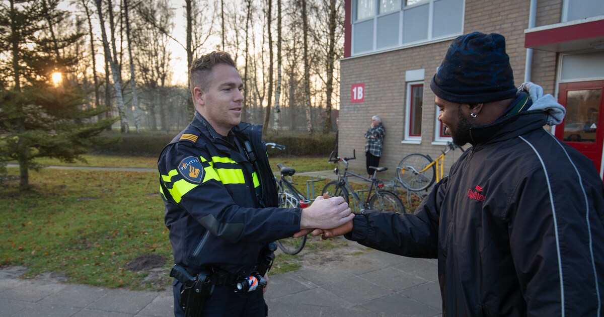 Jan Willem is wijkagent van Kampen op het azc in Dronten: ‘Een klein ...