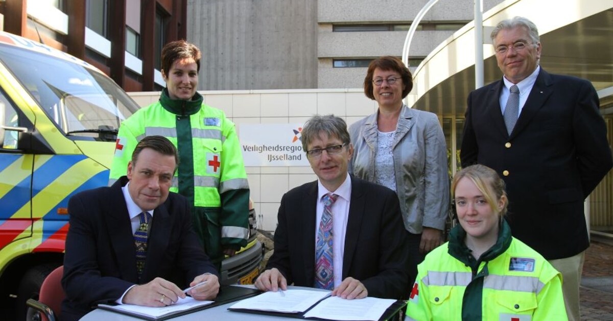 Ton Strien ondertekent contract Rode Kruis | Raalte | De Stentor.nl
