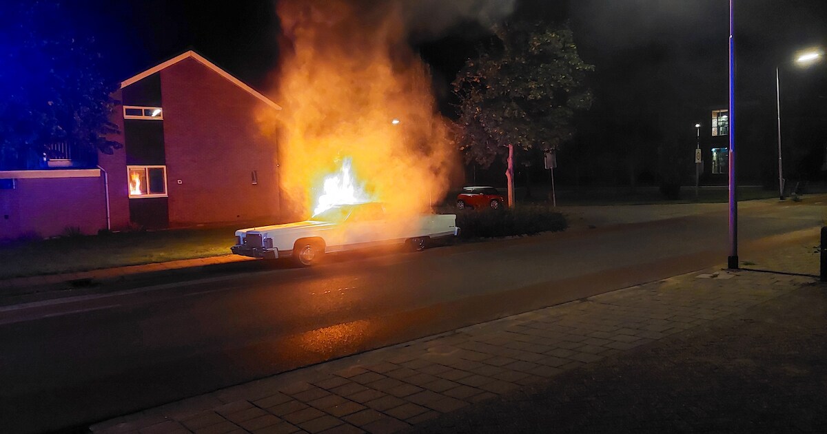 Brandweer voorkomt totale verwoesting van oude Lincoln Continental ...