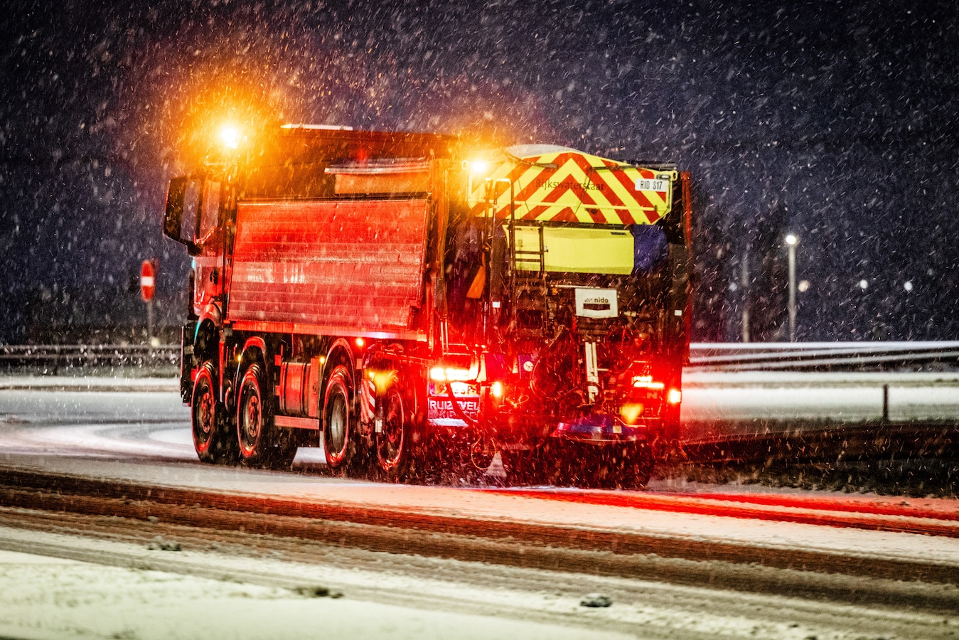 Het sneeuwt en de strooiwagens rijden door de straten, maar wie ...