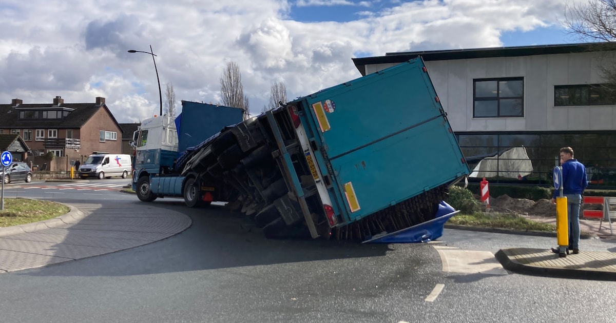 Vrachtwagen kantelt en verliest lading op rotonde in Putten | 112 nieuws Putten | De Stentor.nl