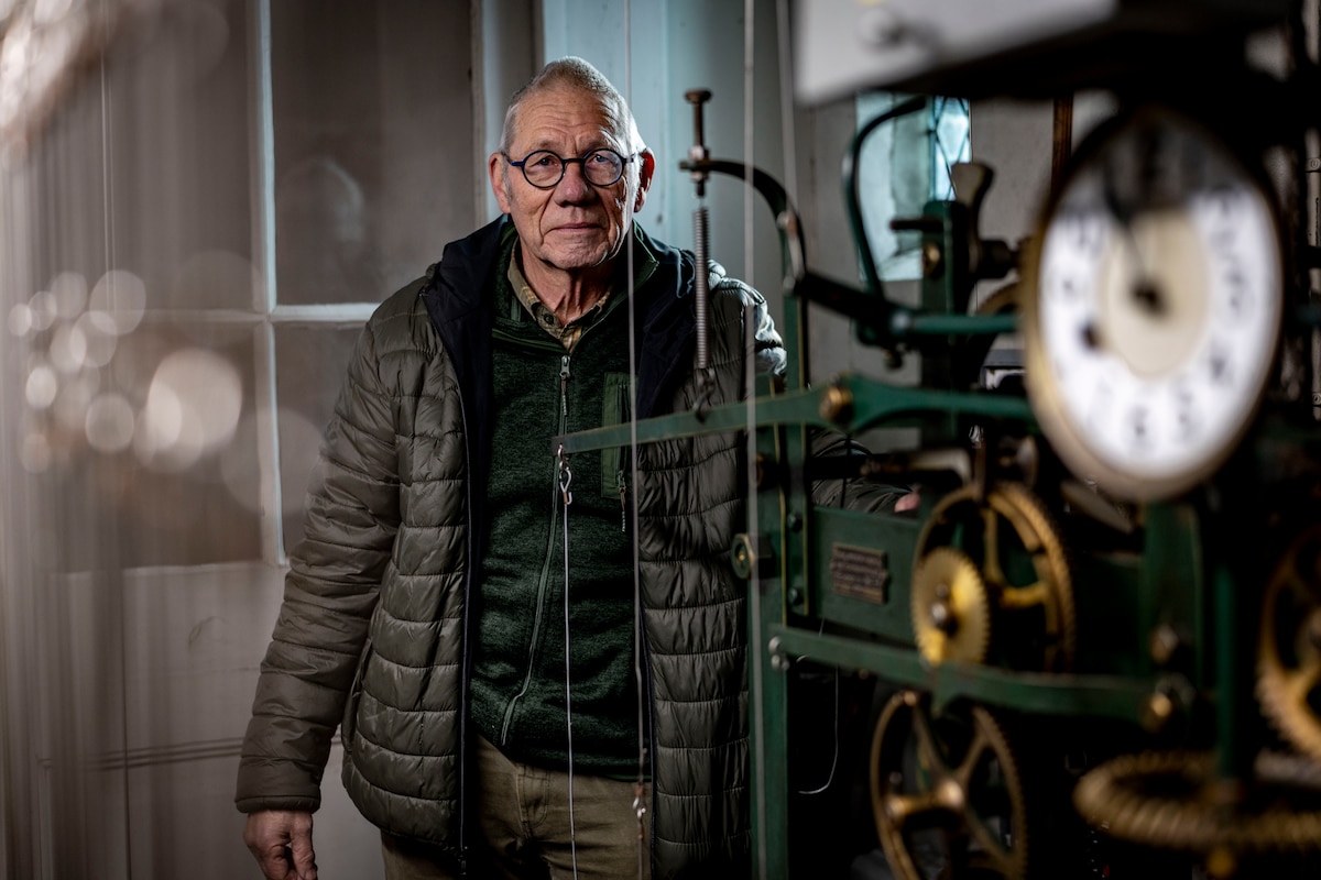 Al 50 jaar houdt Martin (76) Almelo bij de tijd: ‘De wijzers stoppen ...