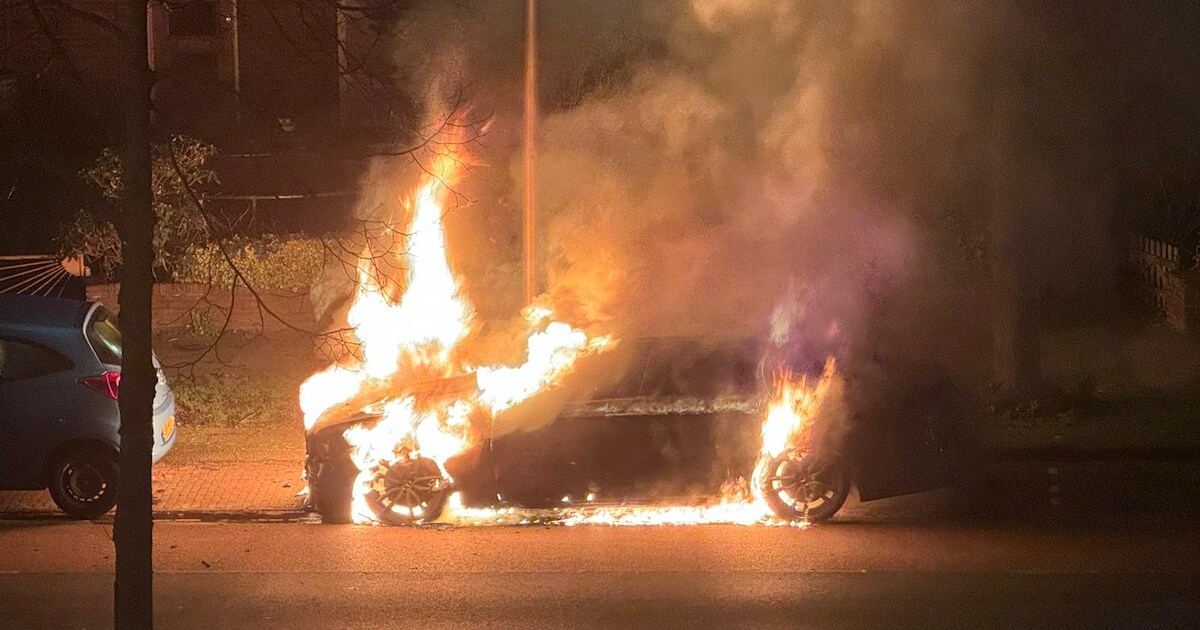 En wéér is het raak in deze straat in Deventer: dure Mercedes gaat in ...