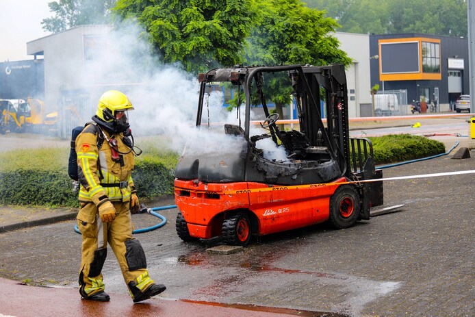 Heftruck in brand in bedrijfspand aan Arnsbergstraat in Deventer | 112 nieuws Deventer ...