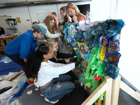 Studente Nena werkt graag mee aan het kunstwerk over afval ...