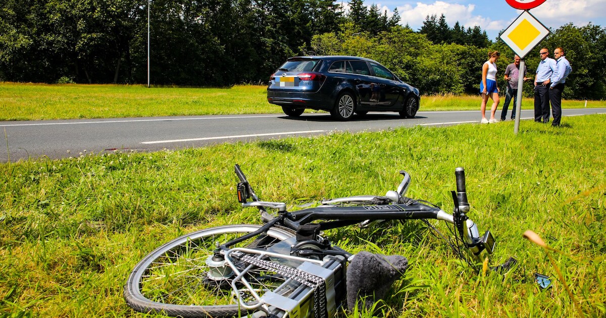 Fietser raakt gewond bij botsing met auto op kruispunt in Ugchelen ...