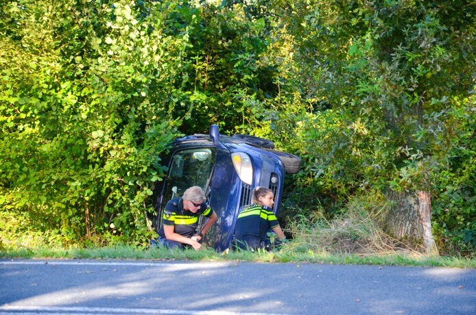Auto belandt op zijkant na ongeluk in Vorden, bestuurder gewond ...