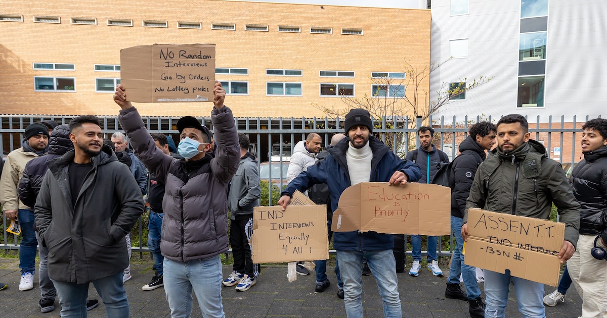 Asielzoekers protesteren bij IND in Zwolle voor betere opvang en ...