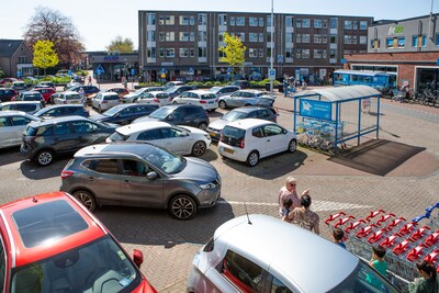 Het is altijd druk op deze parkeerplaats in Raalte, maar er komt geen uitbreiding: ‘Er zijn ...