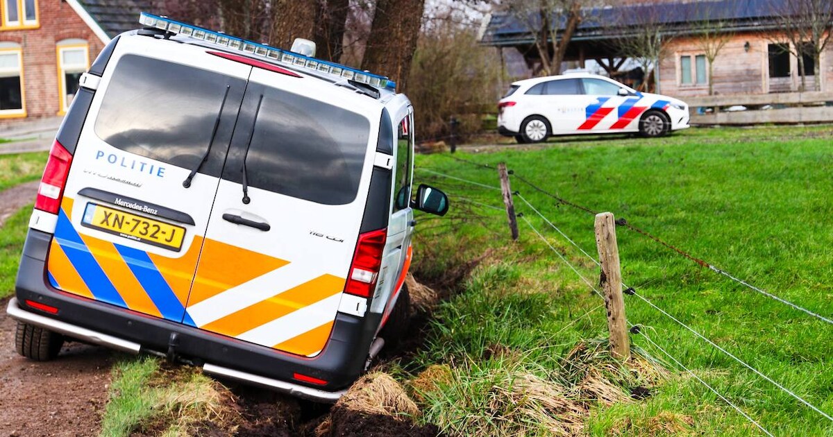 Politiebusje op weg naar spoedklus moet door berger uit greppel worden ...