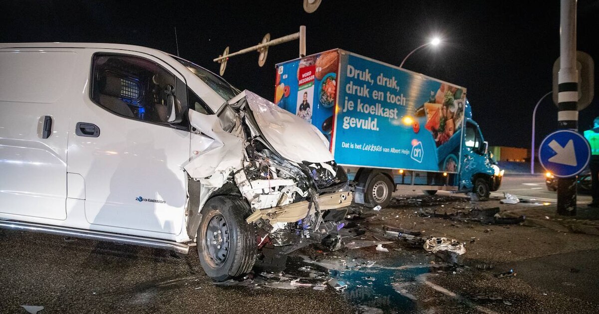 Veel brokstukken op de weg na botsing tussen twee busjes in Zwolle | 112 nieuws Zwolle | De ...