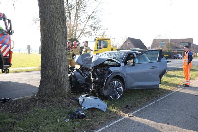 Auto botst frontaal tegen boom in Klarenbeek, bestuurder naar het ziekenhuis | 112 nieuws Voorst ...