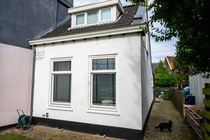 Liesbeth woont in een piepklein wit boerenhuisje in Rotterdam: ‘Het ...