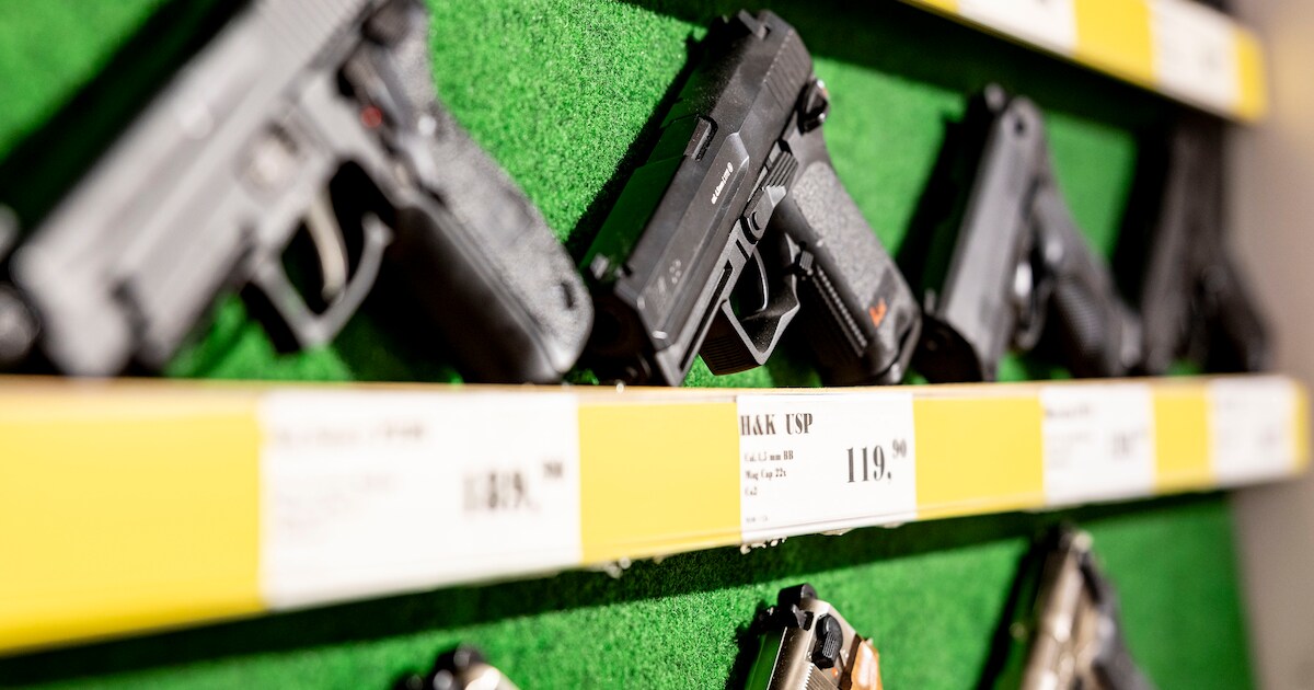 Verboden vuurwerk en wapens zijn vrij te koop over de grens, waarom is dat niet Europees ...