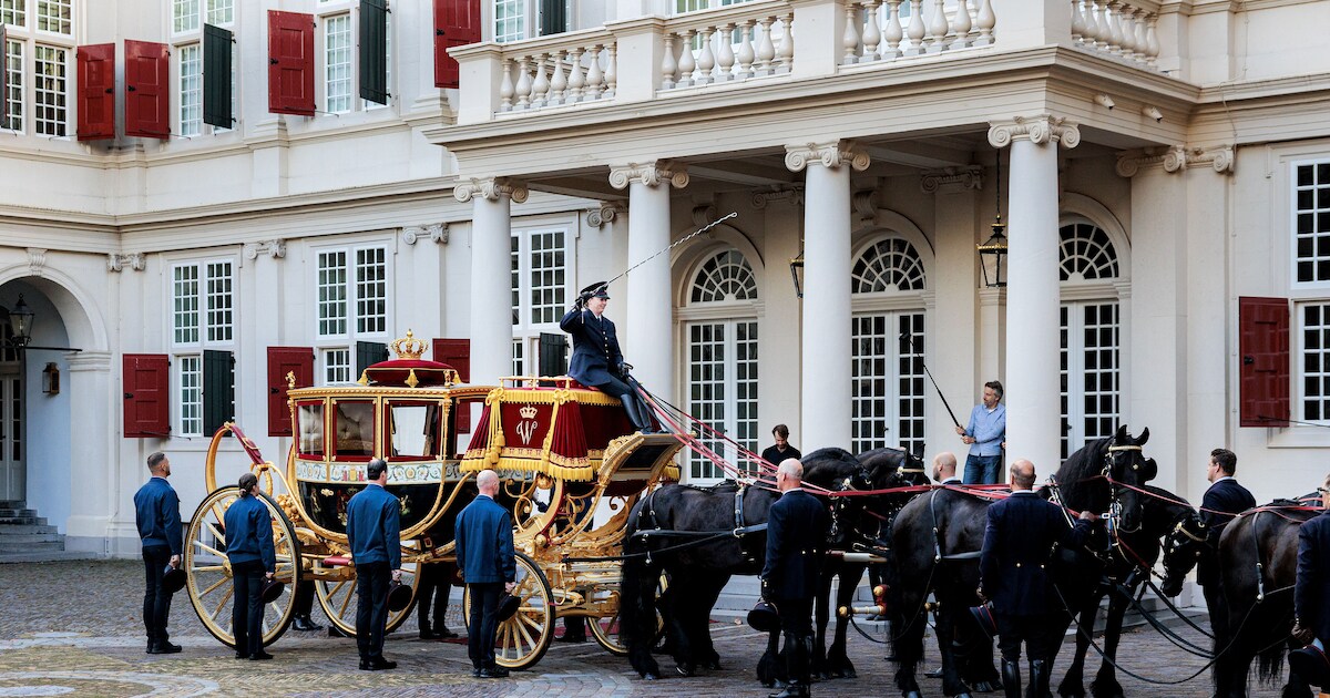 Koninklijke familie stapt in Glazen Koets voor tocht naar schouwburg ...