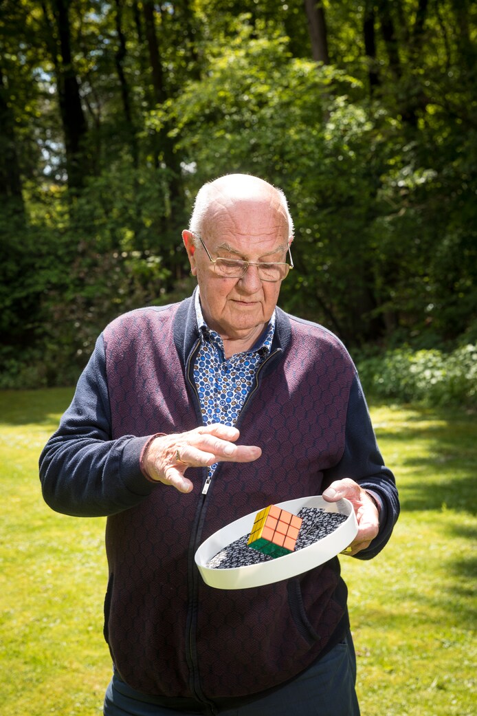 Gerrit (79) maakt trucs voor de absolute goocheltop in een boshut op de ...