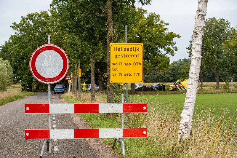 Automobilist negeert afzetting, rijdt verkeersregelaar aan en gaat ...