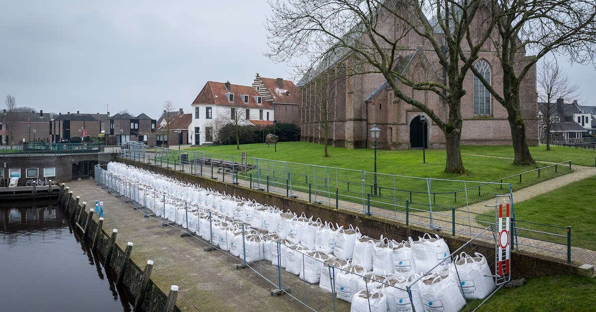 Historische kademuur in Vollenhove hangt naar voren, werkzaamheden voor ...