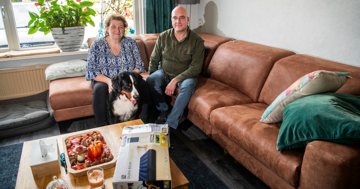 Duitse toeristen staan voor dichte hoteldeur, Bianca en Wiljum bedenken ...