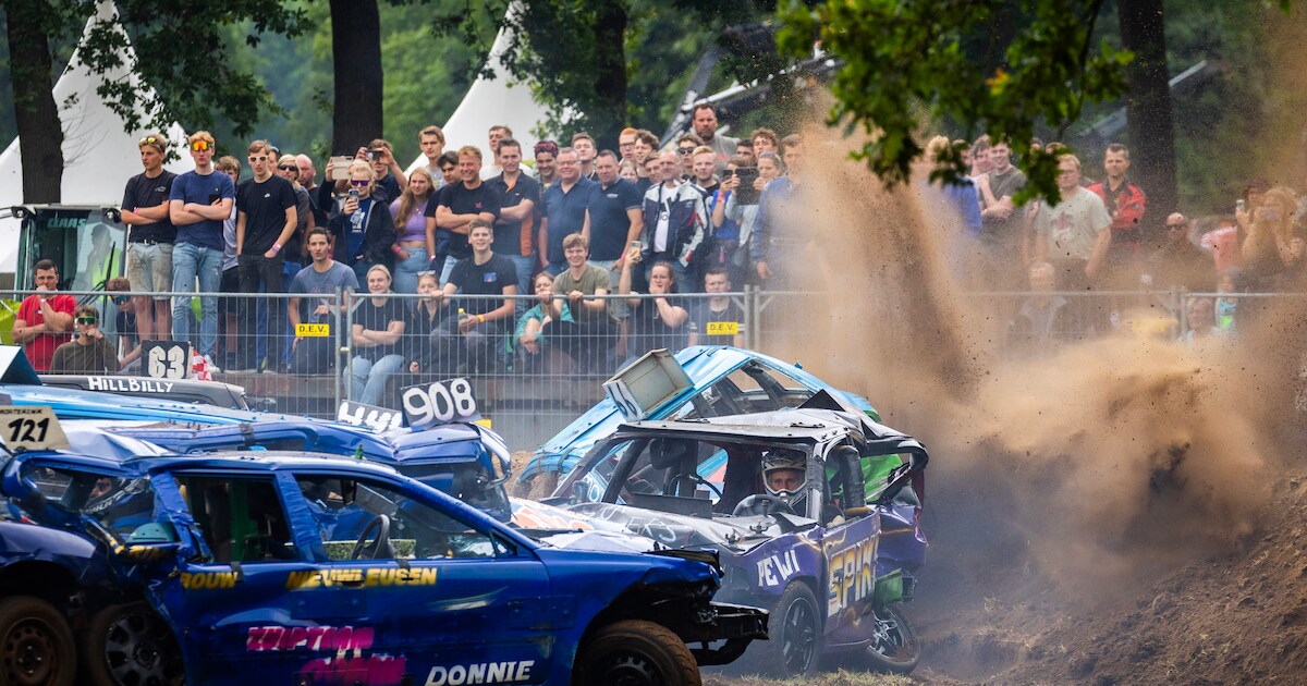 In Beeld | Racen, botsen en spektakel op Crazy Car Crash in Bentelo | Hengelo | destentor.nl