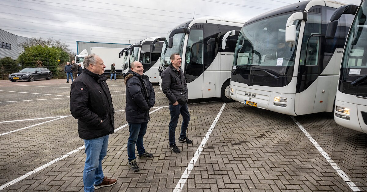 Gebruikte touringcars met twee ton op de teller onder de hamer in ...